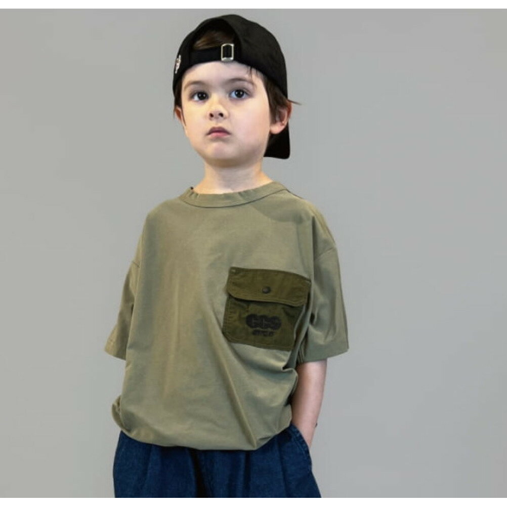 “グルーヴィーカラーズ”のNEW JERSEY MARU DRAWSTRING TEE【3月入荷予定】胸ポケットと裾をナイロン地で切り替えた2トーン配色のTシャツ裾にはドローコード付きでシルエットの変化を楽しめます。定番のTシャツに比べて身...