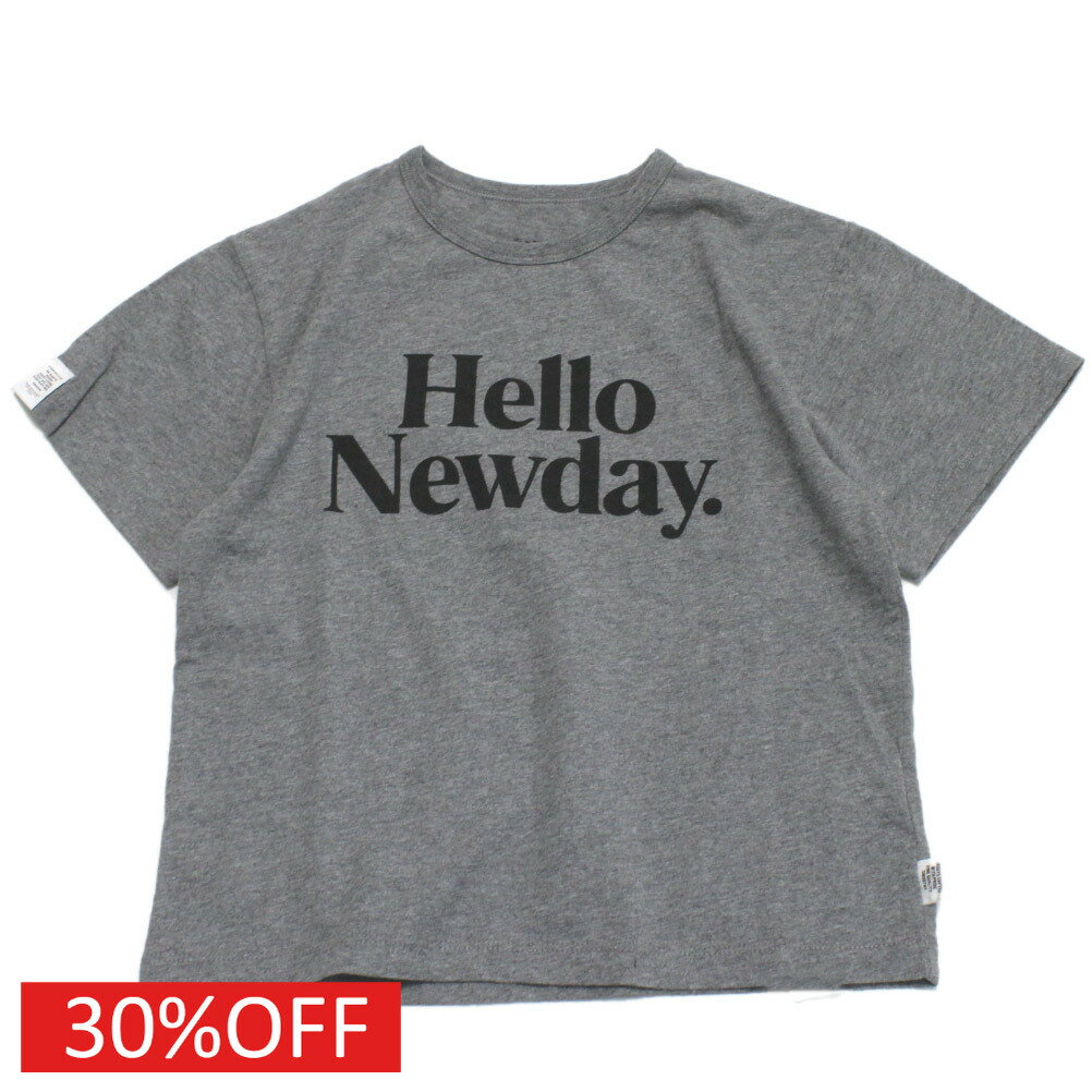 “スムージー”のHELLO Teeシンプルで使い勝手の良いレタードTシャツ。ボディはオーバーサイズシルエットを採用。生地は肌馴染みの良い綿100％の20天竺素材。抜け感があり、こなれた雰囲気を演出してくれます。model：身長123cm/M...