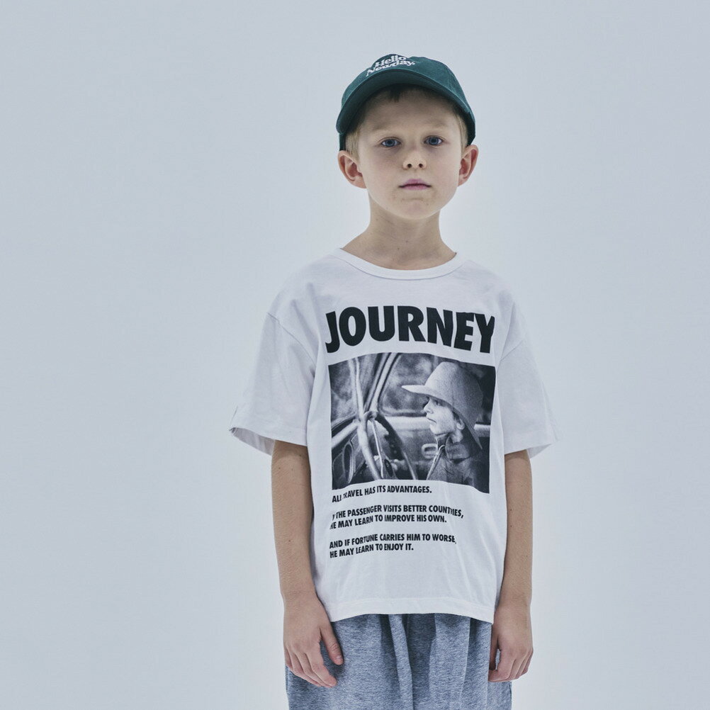 “スムージー”のJOURNEY Tee【4月中旬入荷予定】過去のコレクションをフォトプリントした半袖Tシャツ。前後に大きくレイアウトした大胆なデザイン。アイテムを選ばない、モノトーン配色もポイント。ボディはゆったりとしたオーバーサイズシルエ...