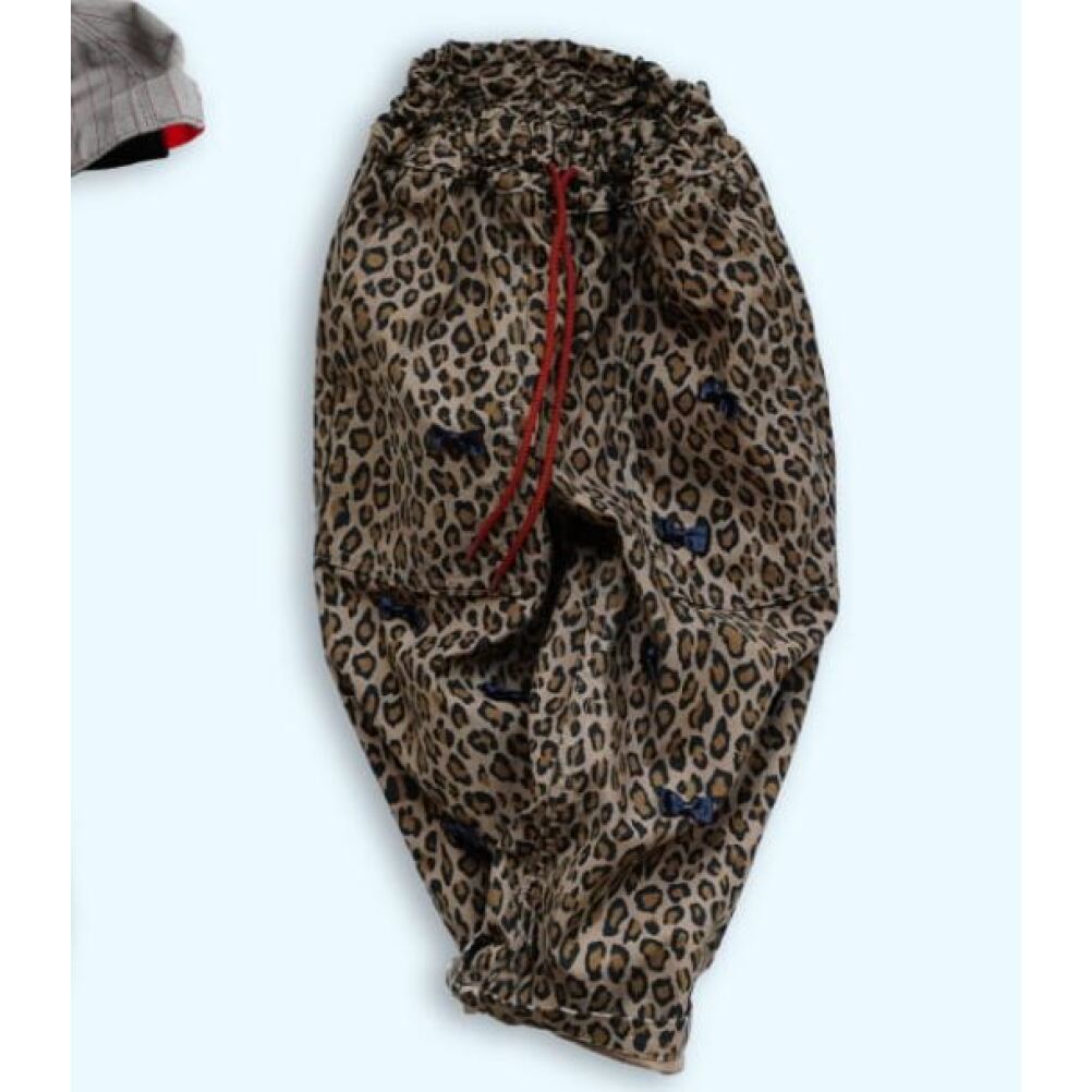 “ゴートゥーハリウッド”のバックサテン リボンイッパイ PN【2月入荷予定】ミリタリーディテールにリボンをたっぷり散りばめたパンツ。相反する要素がクセになるデザインの1本です。27LBRはコーディネートの主役になるレオパード柄▲　ご予約の注...