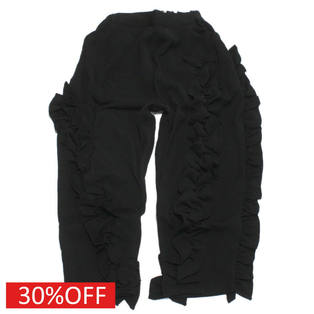 “ユニカ”のアシメフリルパンツunica新定番のフリルをアシンメトリーに配したパンツ。オフとブラック、カーキのベーシックな3色展開。柔らかな生地は穿き心地も良く、キレイめコーディネイトにも使える一本です。※オフホワイト(2)のみ裏地付きです...