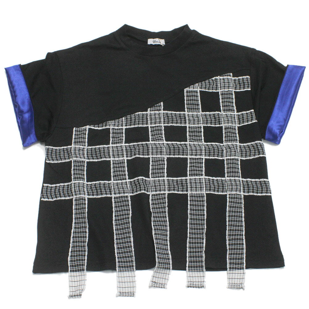 “ユニカ”のチェックテープTシャツチュール生地のテープを大胆に組み合わせることで、動くたびにテープが揺れ動く遊び心溢れるTシャツです。背面の曲線的なパイピングもアクセントに。伸縮性に優れた着心地の良い天竺生地を仕様。袖をまくると光沢のあるサ...