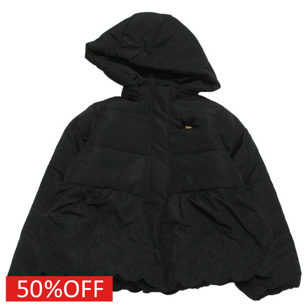 “ラ　ポシェ　ビスキュイ”のフレアジャケット裾にお花柄の刺繍を施したAラインのジャケット。たっぷりの中綿入りであたたかな着心地。胸元のベロアリボンとチャームも上品なアクセントに。フードはジップで簡単に取り外し可能です。表・裏・中綿・刺繍　ポ...