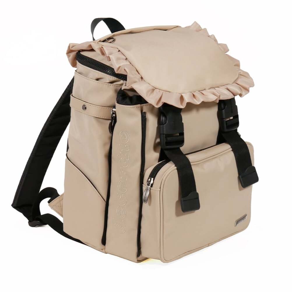 “デコレート”のvolant(ヴォラン)フラップの縁にあしらった大きなフリルが目を引くモデル［volant］。外側ポケットに装着したブランドネームのプレートはメタル製で、ちょっぴりリッチな演出も。メインコンパートメントはA4サイズ対応＆タブ...