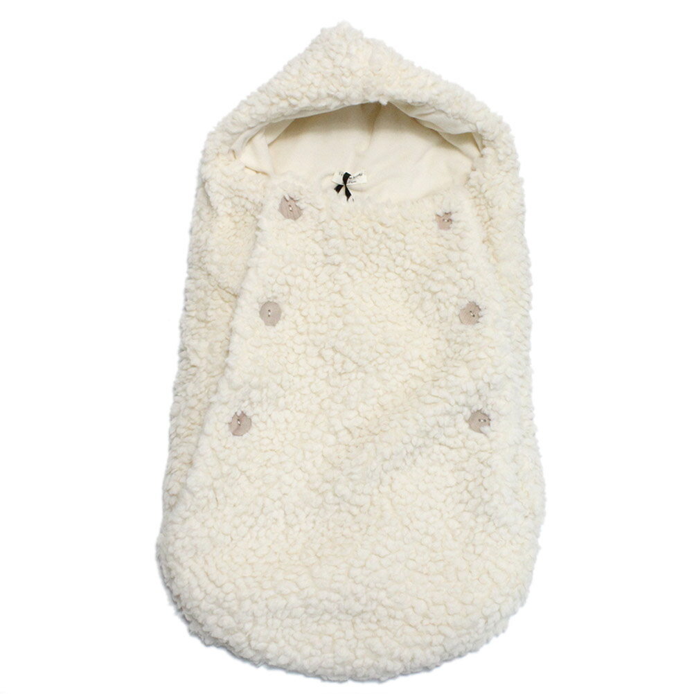 “ワンモア イン ザ ファミリー”のDOROTEA(ボアおくるみ)ふわふわであたたかみのあるおくるみ。柔らかな風合いのボアが赤ちゃんを優しく包み込みます。裏地はフリースになっており、保温性も抜群。コクーンデザインで足が出る心配もなし◎大きめ...