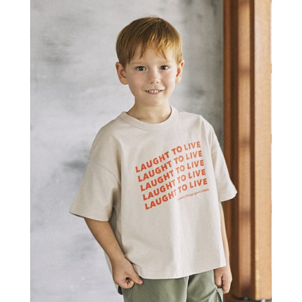 “ジェネレーター”のLAUGHT Tシャツ【3月入荷予定】ウェーブするように並ぶメッセージプラント。インナーの重ね着も楽しめるラウンドテールデザイン。1枚で着用してもサマになるように計算されたシルエット。生地は柔らかな綿100％の20/-O...