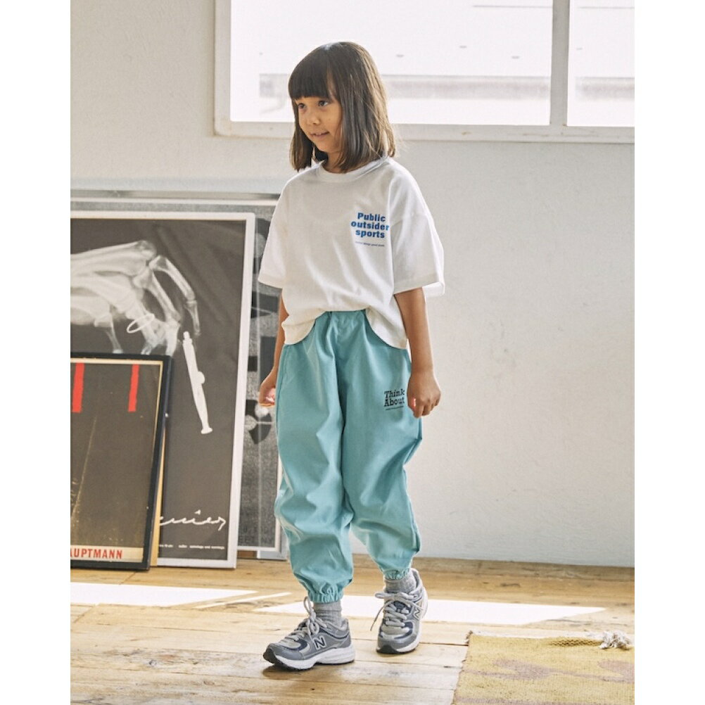 “ジェネレーター”のトラックパンツ【2月入荷予定】スポーツシーンにも重宝するトラックパンツ。足さばきしやすい、裾にゴムの入ったジョガーデザイン。軽い着心地のポリエステルタフタ生地を使用。セットアップ可能なマウンテンパーカーも展開。ウエストは...