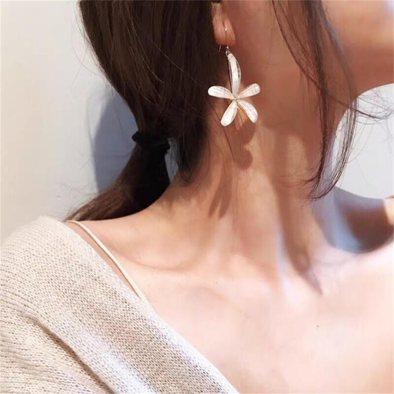 人気レディースピアス 大ぶり 白いフラワー フックピアス おしゃれ 大人可愛い 大人女子 ゆらり 高見え トレンド 女性アクセサリー ギフト プレゼント 妻 彼女 娘 母 cissylady 花 5