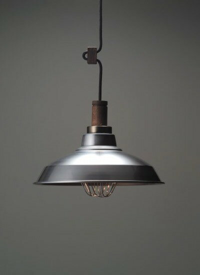 構成：アルミ配照セード（生地）・スチール（真鍮ブロンズ鍍金）・木製飾り・E-26〆付けモーガルソケット黒コード長さ約65.0cm・引掛シーリングキャップ付・黒CPフレンジ・角木自在（茶）付・〆付けガード返品・交換について「返品不可」：返品不...