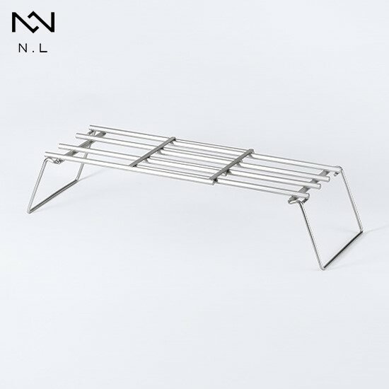 素材：本体・サイドバー・脚部…ステンレス(SUS304)、巾着袋…綿、ロゴステッカー…強光沢紙(耐水)サイズ：最大スライド時…58cmX15cmX10cm、収納時…30cmX15cmX3cm伸縮自在のタフなロストル。焚火調理はもちろん、アル...