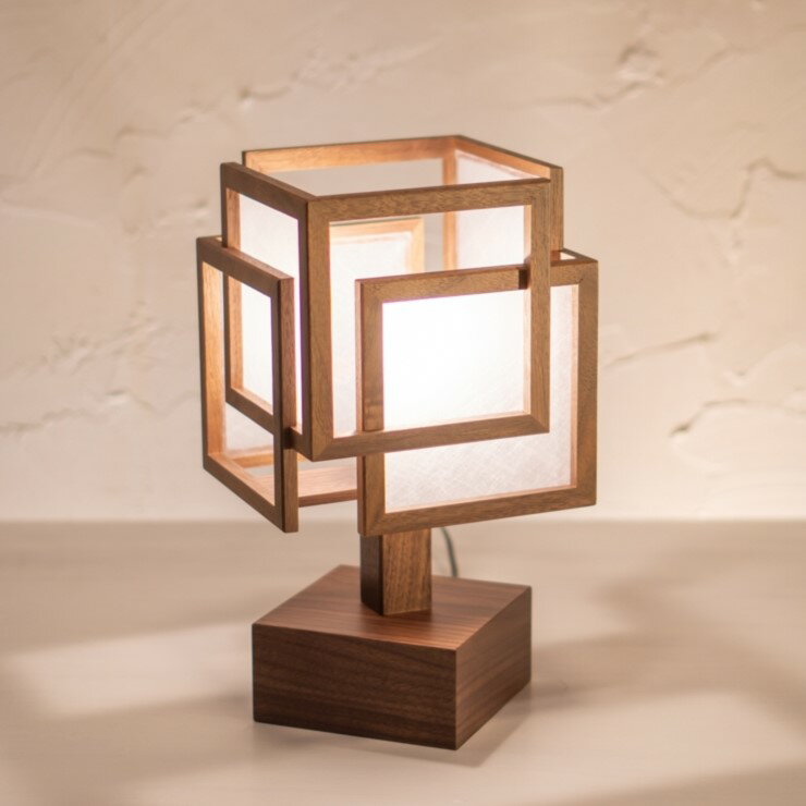 ウォールナット クリア塗装/ワーロン(不織布)/金属BSメッキ(ソケットカバー)中間スイッチ(ON-OFF)コンセント接続 コード長2.0m ※ハンドメイドですので、同じ商品でもひとつひとつの風合いが異なります。手づくりの味わいとしてご理解...