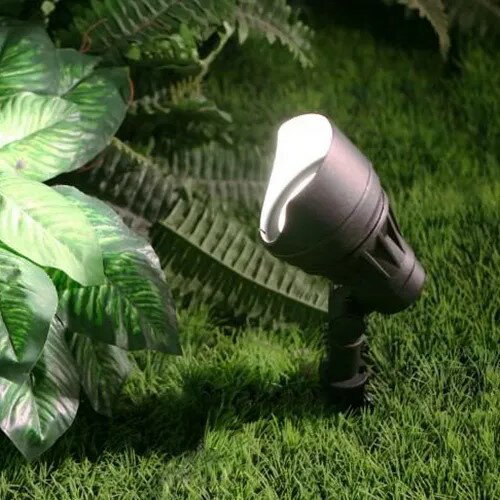 Berkleyのスポットライトの中で最も強力に光を放ちます。庭園の中で一番見せたい箇所にご使用ください。※隣近所の方がまぶしくないように設置してください。※冠水する場所には設置できません。■材質：アルミダイキャスト製■色温度：3000K(電...