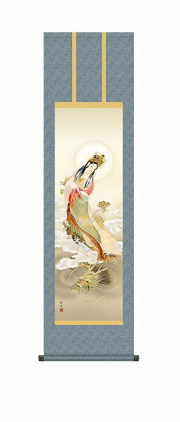 長江桂舟 幼少より画才に恵まれ、学生時代より各展に入選。高校卒業後日本画家村内桃幸氏に師事し、伝統の日本画に現代感覚を取り入れた画法で評価を集める。威厳ある龍神に乗りあらわれた、後光の中に浮かぶ優しきお顔、流麗な衣の細やかな柄までも繊細な筆...