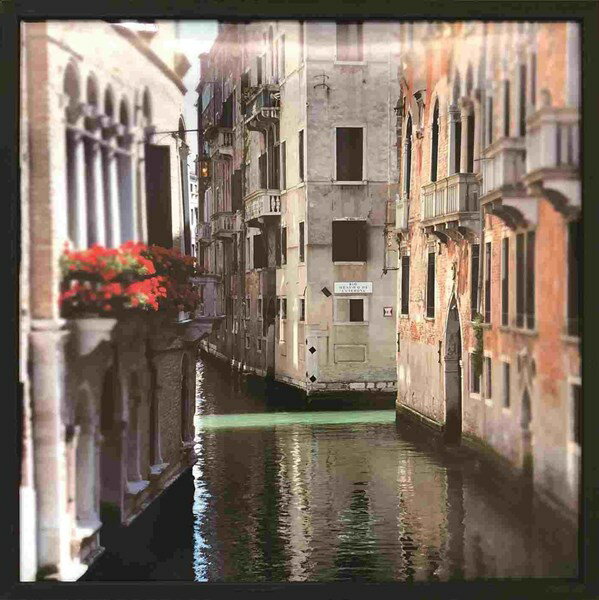 部屋に飾りやすい500x500mmシリーズを￥10000-の均一プライスで揃えました。フレームには木目調の黒を使い、引き締まったかっこいいインテリアにつかえます。・主要素材：PS樹脂・紙・MDF・生産国：イギリス・中国・吊金具仕様：ヒモ・梱...