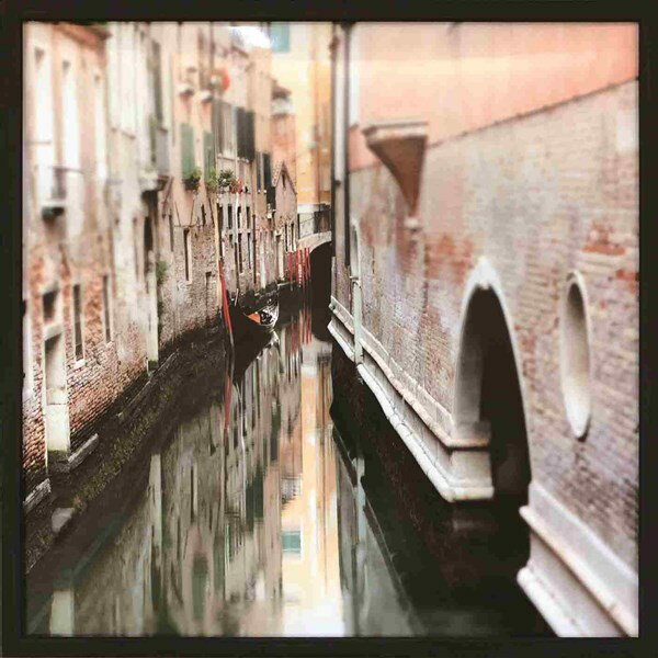 部屋に飾りやすい500x500mmシリーズを￥10000-の均一プライスで揃えました。フレームには木目調の黒を使い、引き締まったかっこいいインテリアにつかえます。・主要素材：PS樹脂・紙・MDF・生産国：イギリス・中国・吊金具仕様：ヒモ・梱...