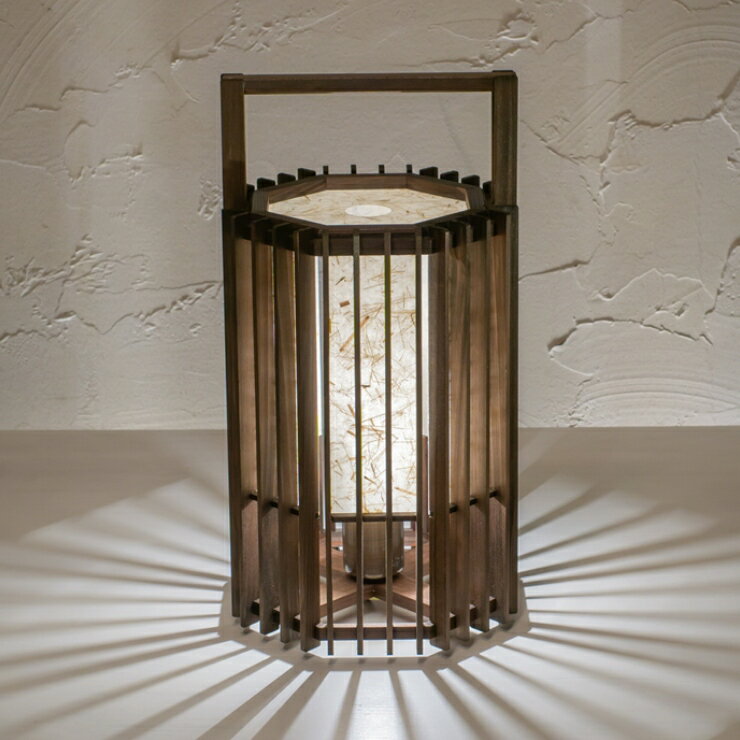 国産杉、ワーロン(スサ入)、金属BSメッキ(ソケットカバー)E26 60W 白熱電球付中間スイッチ（ON-OFF）コンセント接続　コード 2.0m※ハンドメイドですので、同じ商品でもひとつひとつの風合いが異なります。手づくりの味わいとしてご...