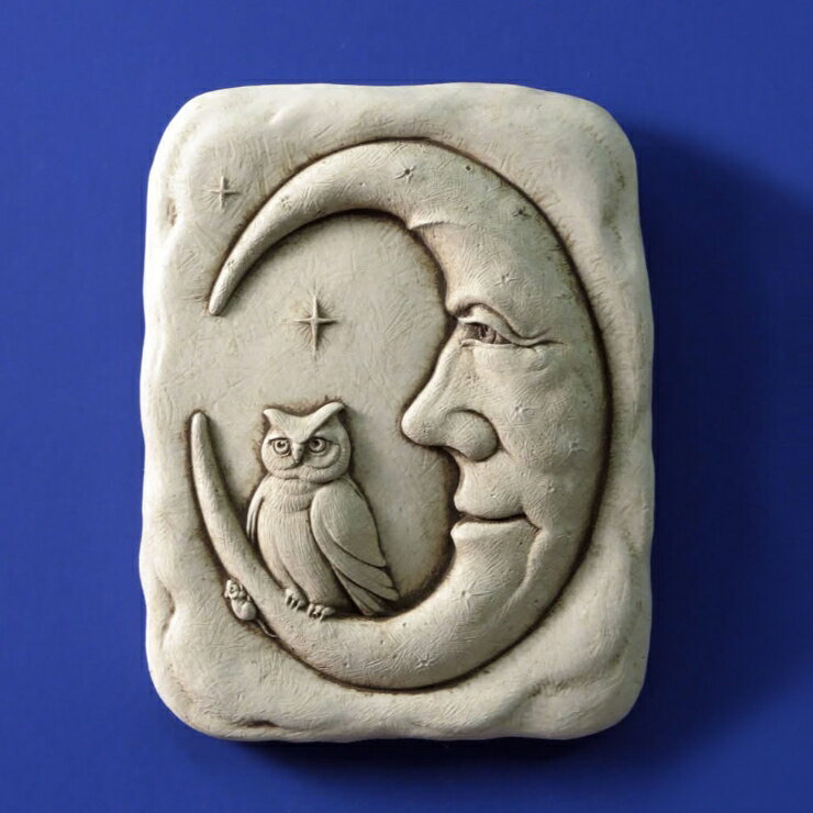 のんびりした三日月のそばには仲良しのフクロウ、そしてその下にこっそり隠れる小さなネズミ。その遊び心に思わず笑顔になります。やわらかな曲線の縁と背景は、夜空に浮かぶ雲のようです。穏やかな夜を表現した、ほっと心が和むアートです。アメリカ製（オハ...