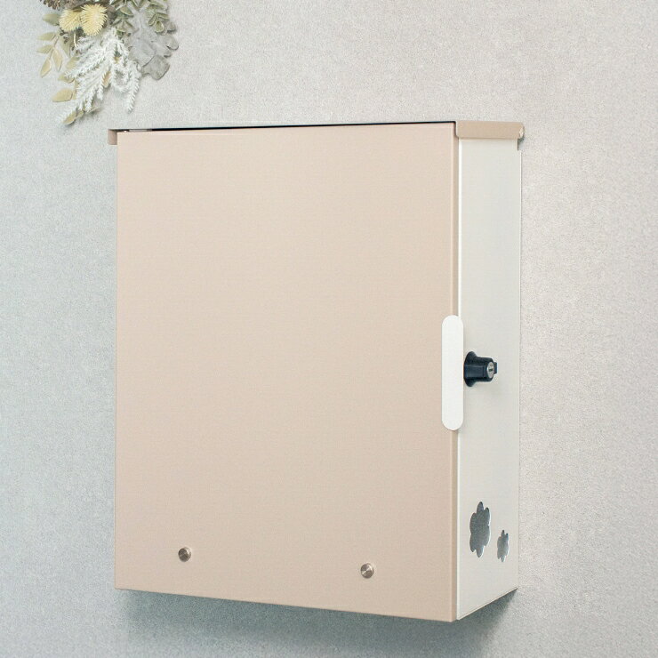 大型の壁掛けポストで、大きな郵便物の投函も取り出しもスムーズに行うことが可能です。レターパックライトやゆうパケットポストが投函できます。鍵付きで防犯面に安心。スペアキーが1本付属します。鍵部はひねりロックタイプを使用しており、ひねりレバーの...