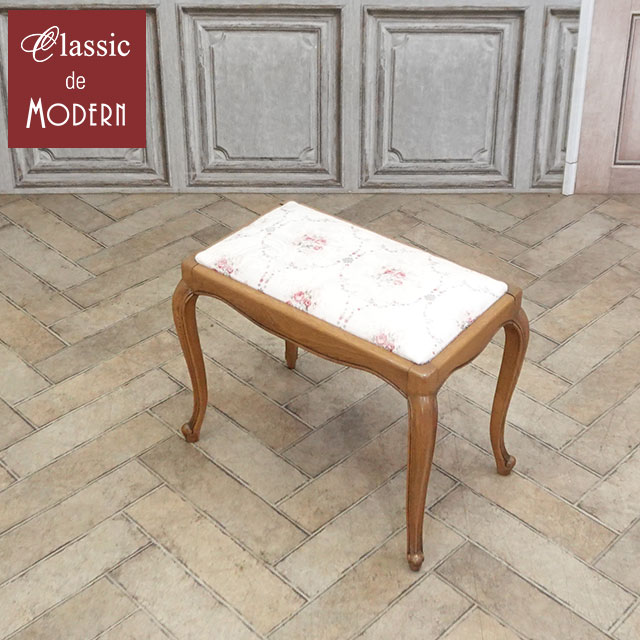 品名・品番 antique65415　スツール　1930年頃　オーク材　フランス サイズ W 62.5 x D 37 x H 49 cm 商品について 猫脚が可愛い座面張り替え済のスツールです。 サイズも小ぶりでとってもかわいいですね。 す...