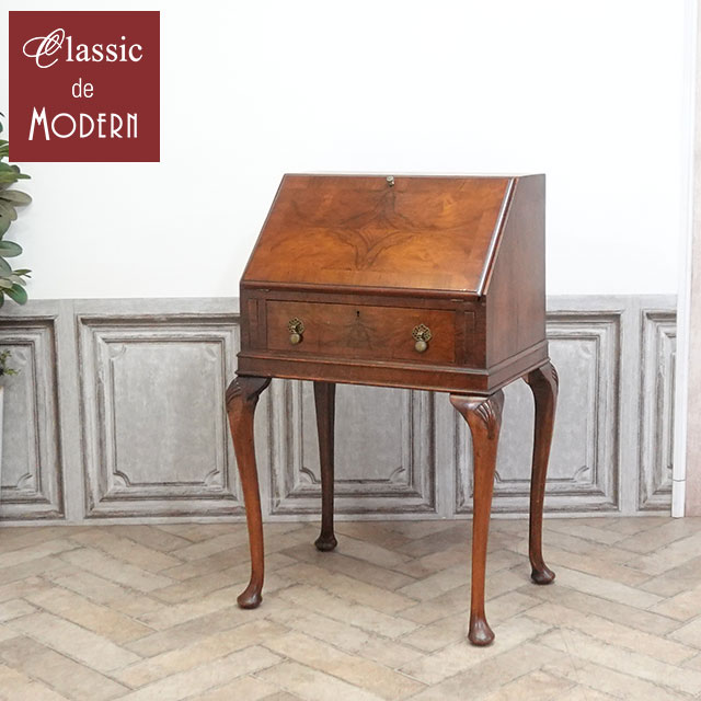 品名・品番 antique80816　ビューロー　1930年頃　ウォールナット材　イギリス サイズ W 66 x D 50 (拡張時 80) x H 102.5 (デスク高 74) cm 商品について 小ぶりなサイズが可愛いライティングビュ...