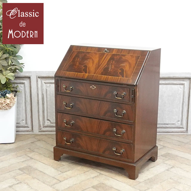 品名・品番 antique80821　ビューロー　1950年頃　マホガニー材　イギリス サイズ W 77 x D 47 (拡張時 79) x H 97 (デスク高 71) cm 商品について マホガニー材の美しい杢目を活かしたデザインが魅力...