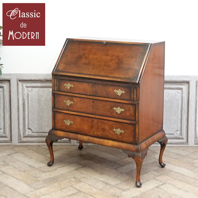 品名・品番 antique80864　ビューロー　1930年頃　ウォールナット材　イギリス サイズ W 84 x D 49 (拡張時 79) x H 101 (デスク高 70) cm 商品について お部屋を彩ること間違いなしのライティングビ...