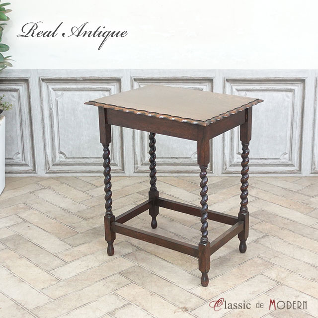 品名・品番 antique59386　サイドテーブル　1920年頃　オーク材　イギリス サイズ W 61.5 x D 46 x H 72 cm 商品について イギリスアンティークでは定番のオケージョナルテーブルです。 くるくるとねじれた足が...