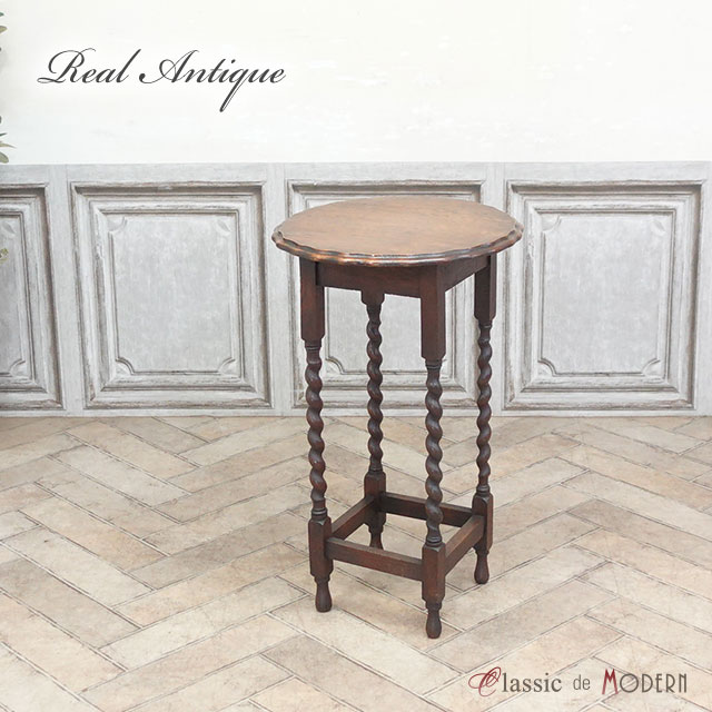 品名・品番 antique59490　サイドテーブル　1920年頃　オーク材　イギリス サイズ W 46.5 x D 46.5 x H 76 cm 商品について 素朴なデザインが可愛いオケージョナルテーブルです。 オークの特徴的な木目が味わ...