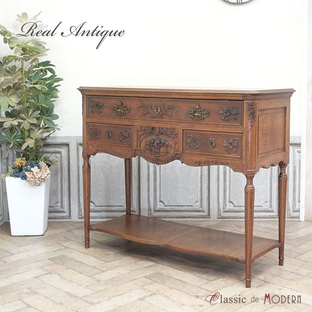 品名・品番 antique65094　キャビネット　1910年頃　オーク材　フランス サイズ W 131 x D 51 x H 105 cm 商品について 華やかな彫刻が印象的なキャビネットです。 非常に細やかで繊細な彫刻は、高級感を演出し...