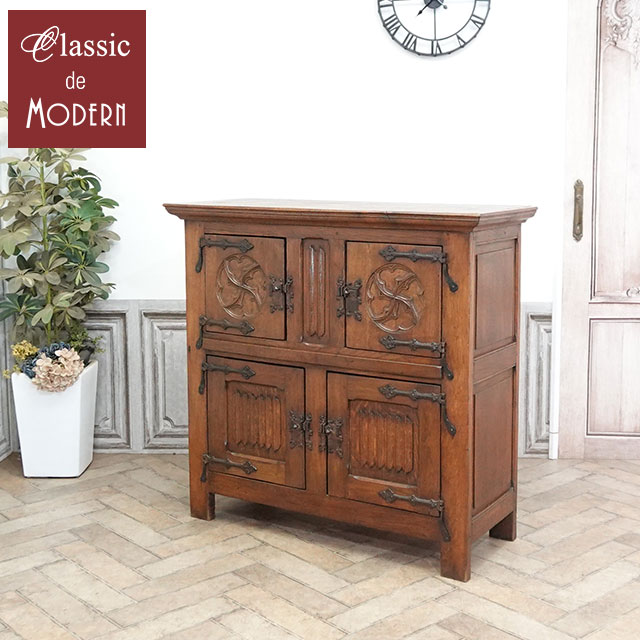 品名・品番 antique65332　キャビネット　1930年頃　オーク材　フランス サイズ W 116 x D 45 x H 110 cm 商品について 扉のデザインが印象的なキャビネットです。 ゴシックの影響を感じさせるような彫刻に、蝶...
