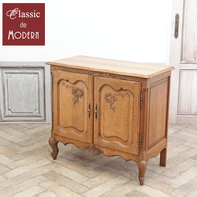 品名・品番 antique65628　キャビネット　1930年頃　オーク材　フランス サイズ W 90 x D 46 x H 82 cm 商品について 猫脚スタイルに明るめと言えるお色が魅力のサイドキャビネットです。 細かい箇所までこだわっ...