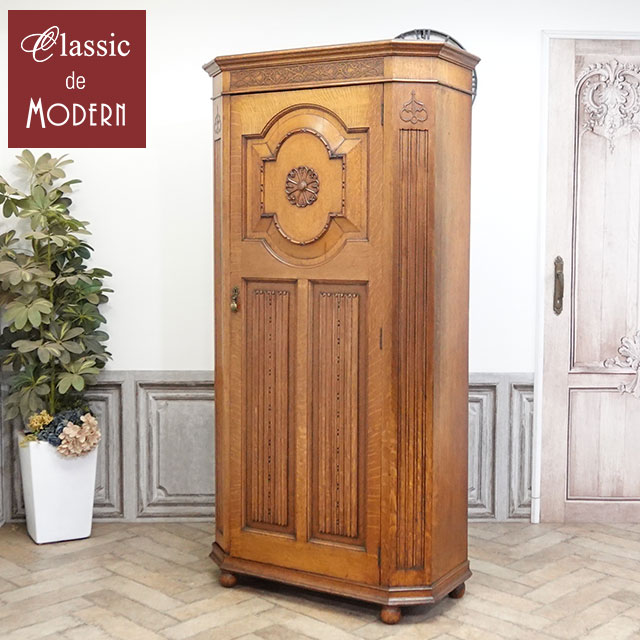 品名・品番 antique80597　ワードローブ　1920年頃　オーク材　イギリス サイズ W 92 x D 42 x H 185 cm 商品について 1枚扉タイプのワードローブです。 扉部分などの装飾が良いアクセントになって、全体を引き...
