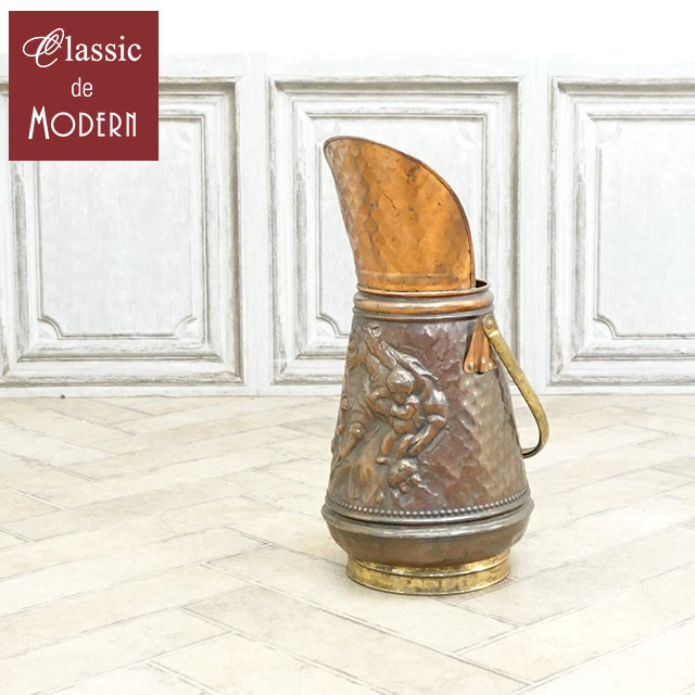 品名・品番 antique65437　スミイレ　1940年頃　-材　オランダ サイズ W 23 x D 27 x H 52 cm 商品について 金属製のスミイレ(石炭バケツ・Coal scuttle)です。 立体感のある装飾が目を引きますね...