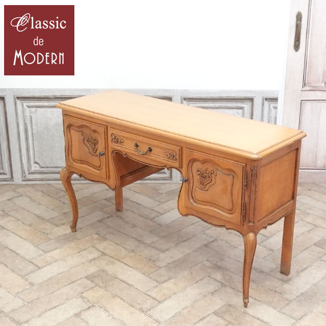 品名・品番 antique65629　デスク　1930年頃　オーク材　フランス サイズ W 126 x D 44 x H 76 cm 商品について エレガントな雰囲気の猫脚デスクです。 フランスのお品らしい、華やかなデザインですね。 ミラー...