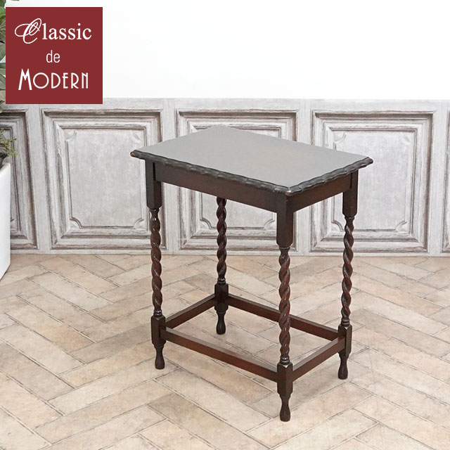 品名・品番 antique80412　サイドテーブル　1920年頃　オーク材　イギリス サイズ W 61 x D 41 x H 72 cm 商品について 木目を活かした天板のデザインが美しいオケージョナルテーブルです。 ひらひらとした天板が...