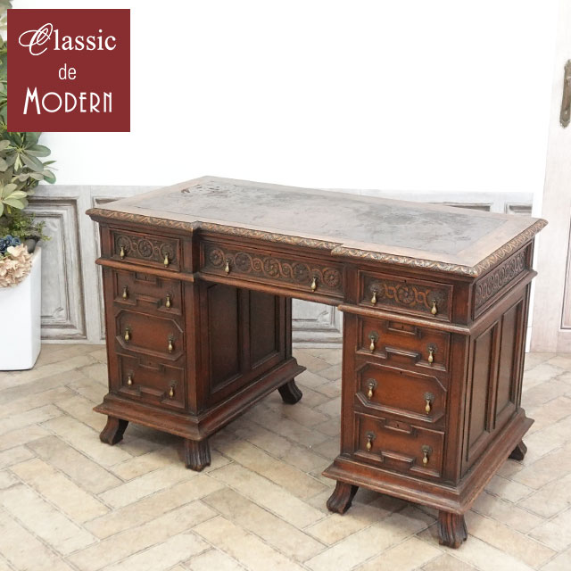 品名・品番 antique81087　デスク　1920年頃　オーク材　イギリス サイズ W 124 x D 64 x H 77.5 cm 商品について 圧倒されるような存在感のデスクです。 高級家具として、アンティークをお好きな方の中では大...