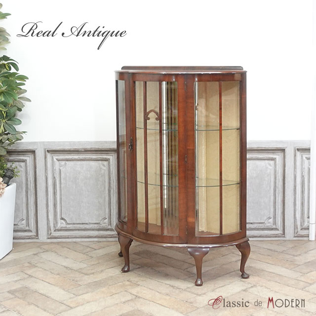 品名・品番 antique59631　ショーケース　1940年頃　ウォールナット材　イギリス サイズ W 86 x D 33 x H 115 cm 商品について すっきりとしたデザインが綺麗なショーケースです。 無駄のないデザインがウォール...