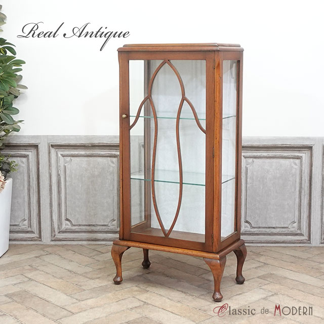 品名・品番 antique80087　ショーケース　1930年頃　オーク材　イギリス サイズ W 59 x D 33 x H 118 cm 商品について すっきりとしたフォルムのショーケースです。 ガラス扉の木製装飾が良いアクセントになって...
