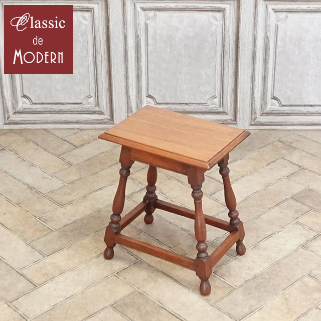 品名・品番 antique80573a　サイドテーブル　1930年頃　オーク材　イギリス サイズ W 39.5 x D 27.5 x H 45 cm 商品について 小ぶりなサイズがかわいい引き出し付きスモールテーブルです。 シンプルなデザイ...