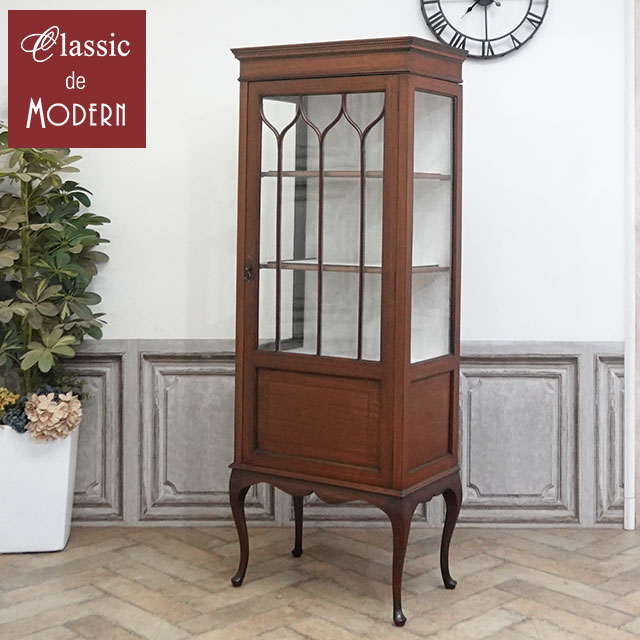 品名・品番 antique81095　ショーケース　1920年頃　マホガニー材　イギリス サイズ W 62 x D 38 x H 161 cm 商品について 洗練されたシルエットが美しいクロス張り替え済ショーケースです。 過度な装飾をあえて...
