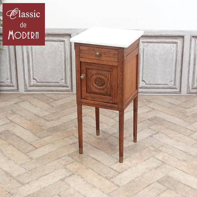 品名・品番 antique65524a　ナイトテーブル　1920年頃　オーク材　フランス サイズ W 38.5 x D 38.5 x H 85 cm 商品について すっきりとした印象の大理石付きナイトテーブルです。 華美な彫刻などはありませ...