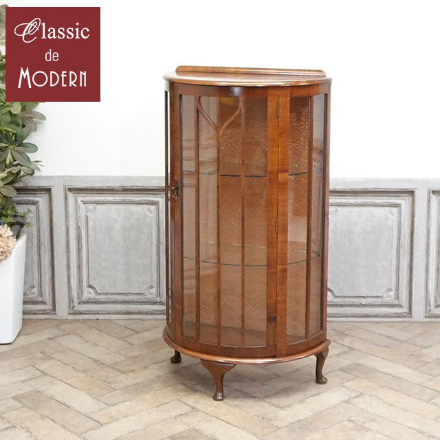 品名・品番 antique80156　ショーケース　1940年頃　ウォールナット材　イギリス サイズ W 67 x D 34 x H 119 cm 商品について スリムでかわいいシルエットのショーケースです。 シンプルですが経年による味わい...