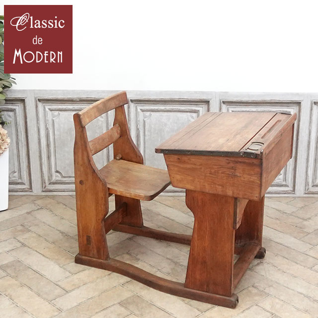 品名・品番 antique80585　デスク　1950年頃　パイン材　イギリス サイズ W 61 x D 95 x H 77.5 cm 商品について 机と椅子が一体になったデザインのスクールデスクです。 素朴な期の風合いが素敵ですね。 どち...