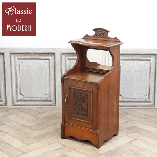 品名・品番 antique80819　ナイトテーブル　1920年頃　オーク材　イギリス サイズ W 42.5 x D 36 x H 94.5 cm 商品について 扉部分の彫刻が印象的なナイトテーブルです。 側面には取っ手跡、扉内にパーツ跡の...