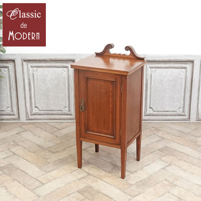 品名・品番 antique81077　ナイトテーブル　1910年頃　マホガニー材　イギリス サイズ W 42.5 x D 36.5 x H 88 (天板高 79) cm 商品について サイズ感がちょうどいい、マホガニー材のナイトテーブルです...