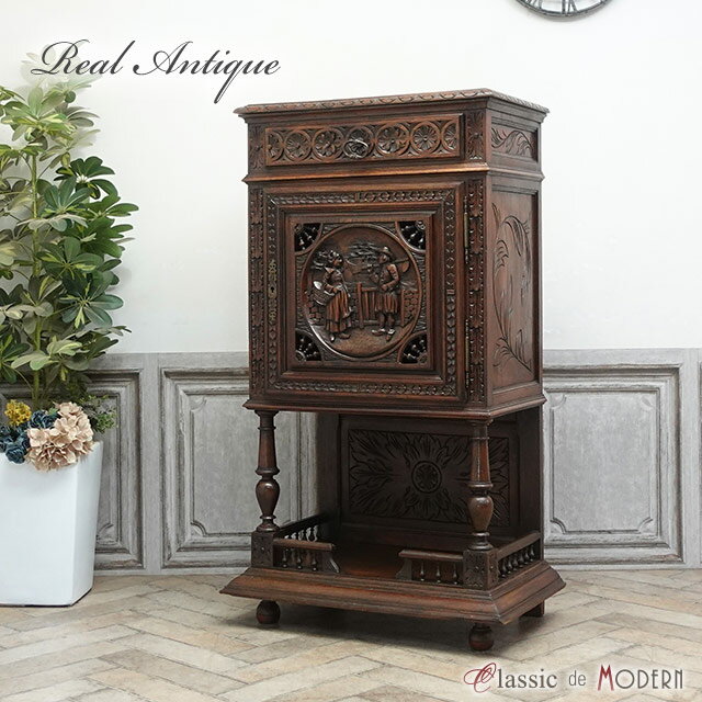 品名・品番 antique64635　キャビネット　1880年頃　チェスナット材　フランス サイズ W 77 x D 46 x H 133 cm 商品について 全面に施された彫刻が目を引くキャビネットです。 小ぶりながらに圧倒的な存在感はイ...