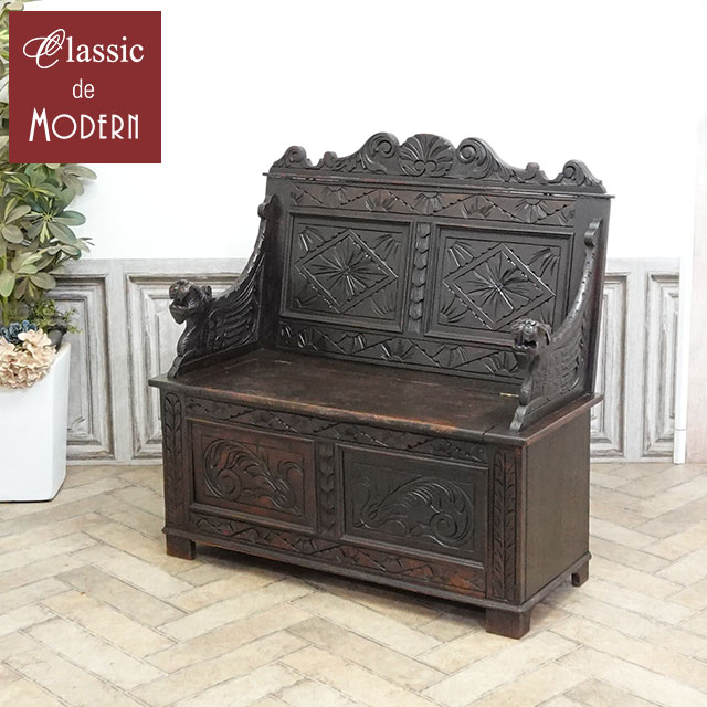 品名・品番 antique80511　ベンチ　1900年頃　オーク材　イギリス サイズ W 107 x D 56 x H 109 (座面高 48) cm 商品について 所狭しと施された彫刻が、アンティーク家具らしい重厚な雰囲気を演出している...