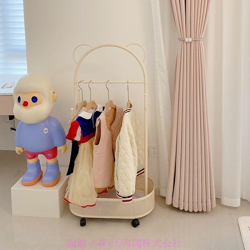 玄関やリビングでお洋服をスッキリ収納。子供服サイズにピッタリのスリムな子供用スタンドハンガーラックです。■お客様組立品■企画：日本(サンニード)/製造：中国■必ずお読みください。商品撮影時の撮影機材、ご使用の端末環境によって商品の色が実際の...