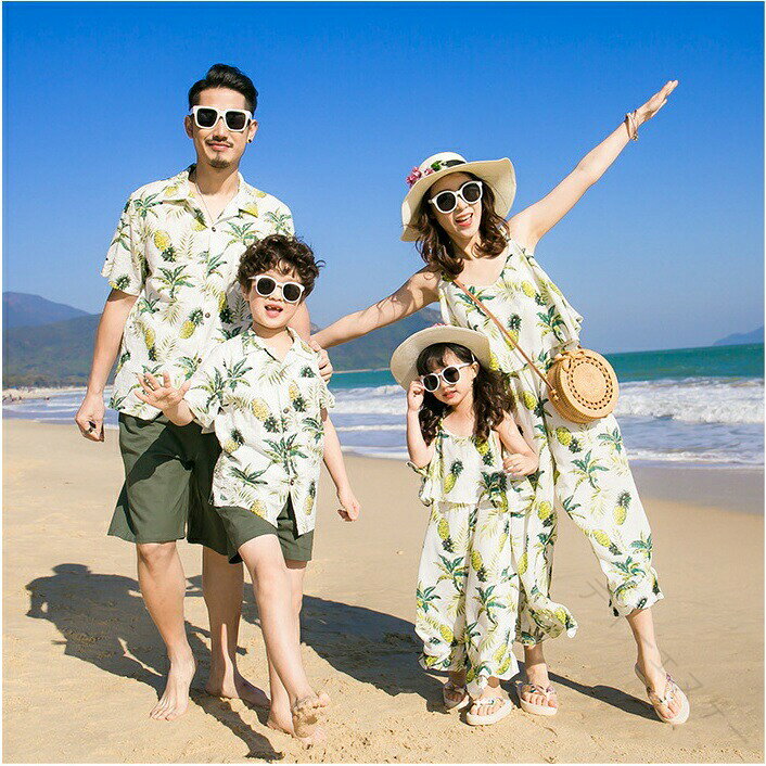 .夏 の 親子 ペアルック にぴったり な アロハシャツ 半袖 シャツ と パンツ の セット です。キッズ から レディー まで 幅広く 対応 し、パイナップル柄 の プリント が リゾート や ビーチ 旅行 に 最適。家族 で お揃い ...