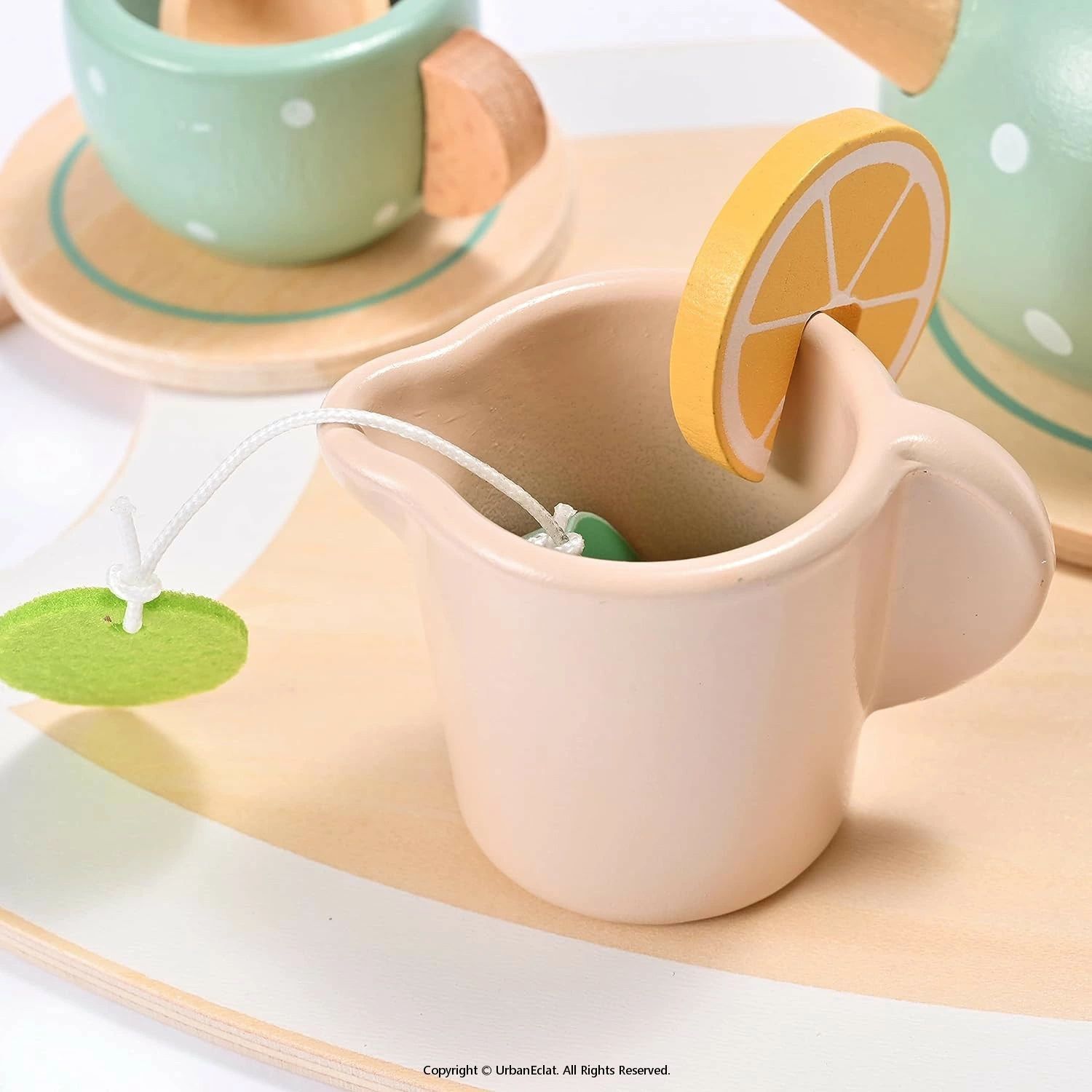 【15点のティーセット】茶盤1枚、ティーポット1個、ティーポットの蓋1個、ティーポット用マット1枚、カップ2個、カップマット2枚、ミルクポット1個、スプーン2本、レモン1個、ティーバッグ1個、小さなケーキ1個、ビスケット1枚の、全部で15点...